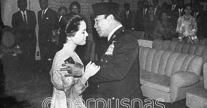 9 Kisah Cinta Ratna Sari Dewi dan Presiden Soekarno | Popmama.com