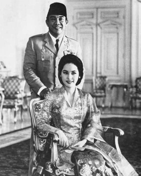9 Kisah Cinta Ratna Sari Dewi dan Presiden Soekarno | Popmama.com