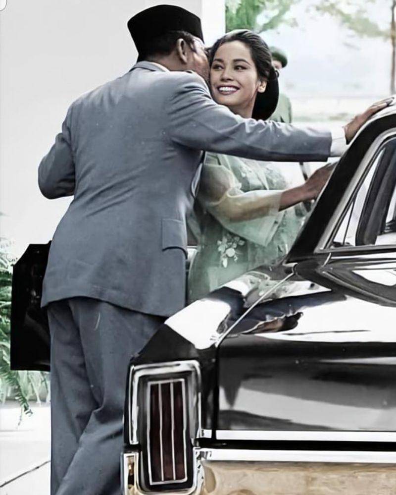 11 Foto Jadul Dewi Soekarno dan Presiden Soekarno, Mesra! | Popmama.com