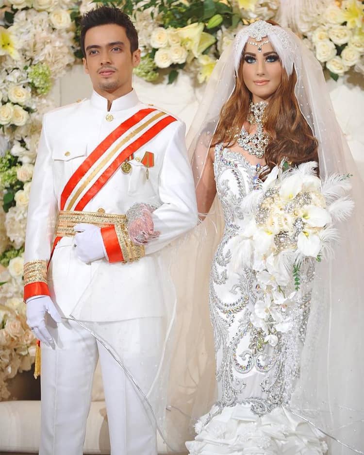 12 Foto Jadul Tasyi Athasyia dan Suami sebelum Berhijab | Popmama.com