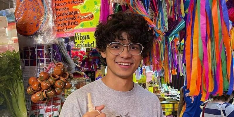 10 Fakta Keluarga Inaki Godoy Pemeran One Piece di Netflix | Popmama.com