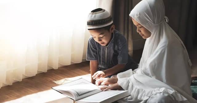 15 Contoh Perilaku Beriman kepada Malaikat Munkar dan Nakir | Popmama.com