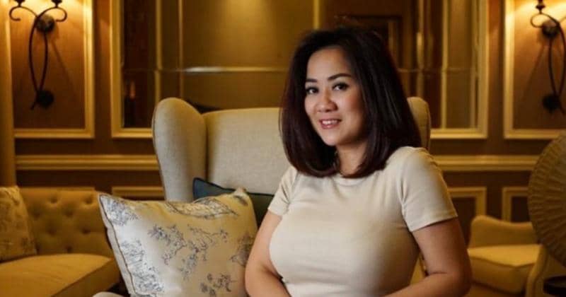 6 Potret Tante Erni, Tampil Menawan dengan Pakaian Body Fit | Popmama.com