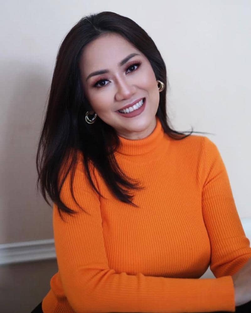 6 Potret Tante Erni, Tampil Menawan dengan Pakaian Body Fit | Popmama.com