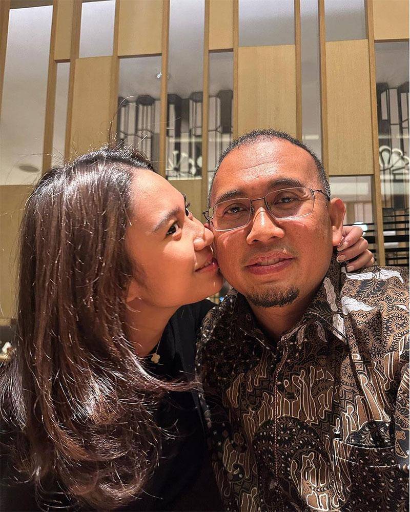 7 Fakta Keluarga Azizah Salsha, Anak Politisi Andre Rosiade | Popmama.com