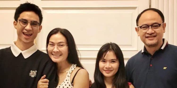 9 Fakta Keluarga Devano Danendra, Anak Iis Dahlia | Popmama.com