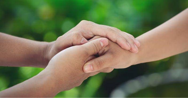 35 Ayat Alkitab tentang Memberi dan Berbagi kepada Sesama | Popmama.com