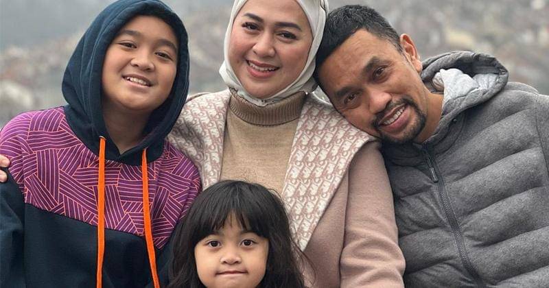 8 Fakta Keluarga Ahmad Sahroni, Tak Mengenal Sosok Papanya | Popmama.com