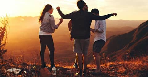 23 Ayat Alkitab tentang Merayakan Kebahagiaan Bersama | Popmama.com
