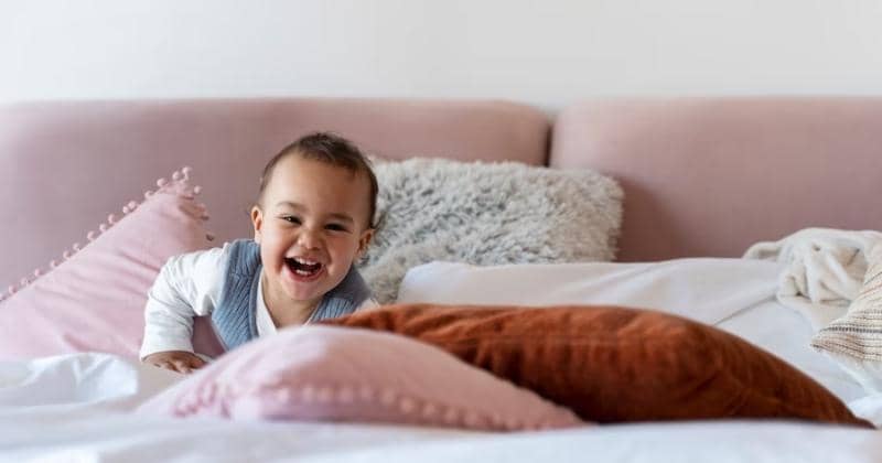 10 Cara Stimulasi agar Bayi Cepat Duduk dan Merangkak | Popmama.com