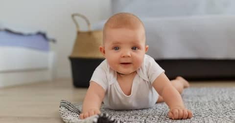 10 Cara Stimulasi agar Bayi Cepat Duduk dan Merangkak | Popmama.com