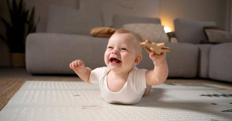 10 Cara Stimulasi agar Bayi Cepat Duduk dan Merangkak | Popmama.com