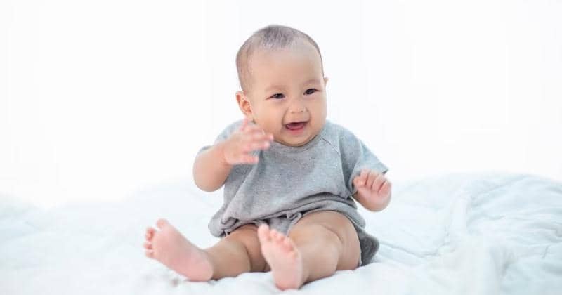 10 Cara Stimulasi agar Bayi Cepat Duduk dan Merangkak | Popmama.com