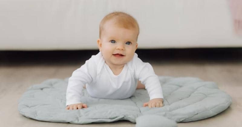10 Cara Stimulasi agar Bayi Cepat Duduk dan Merangkak | Popmama.com