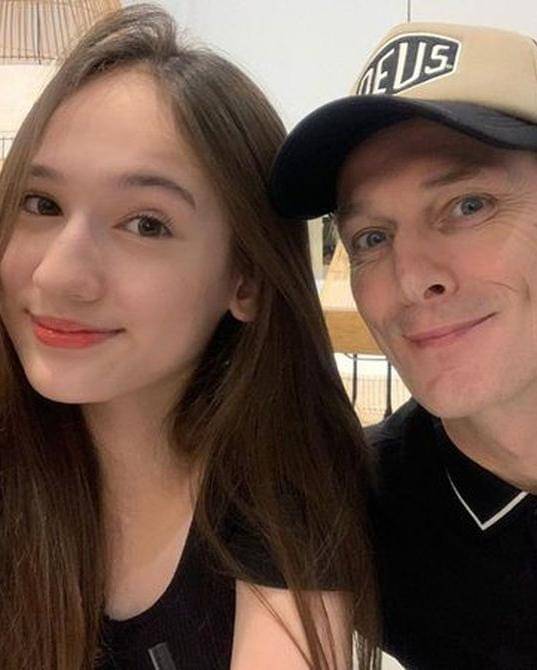 7 Fakta Keluarga Laura Moane, Pacar Baru Al Ghazali | Popmama.com