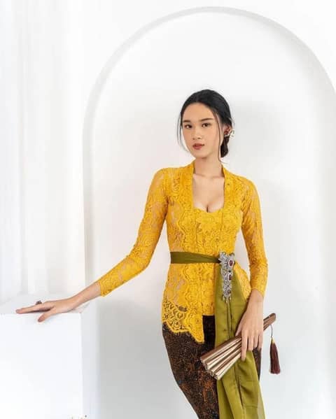 15 Model Kebaya Modern Brokat Terbaru untuk Inspirasi Mama | Popmama.com