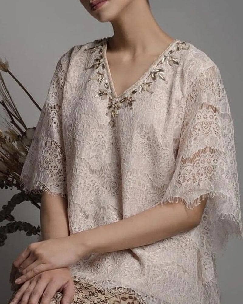 15 Model Kebaya Modern Brokat Terbaru untuk Inspirasi Mama | Popmama.com