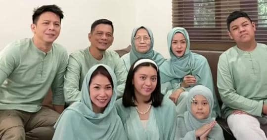 9 Fakta Keluarga Ariel Noah, Orangtua Keturunan Minangkabau | Popmama.com