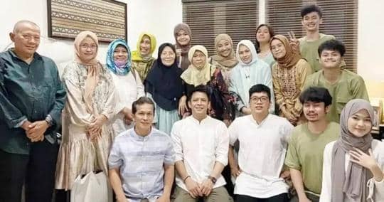 9 Fakta Keluarga Ariel Noah, Orangtua Keturunan Minangkabau | Popmama.com