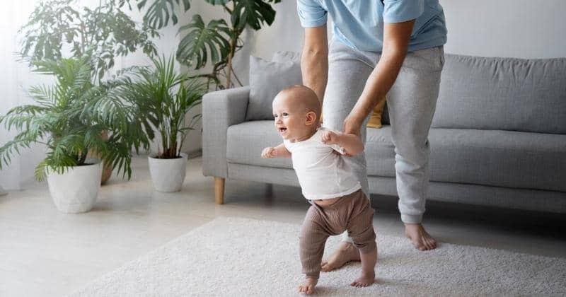 Tonggak Perkembangan Penting, Kapan Bayi Mulai Berdiri? | Popmama.com