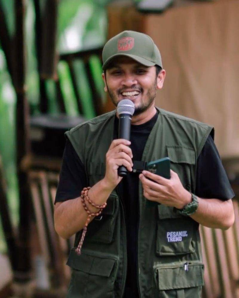 Fakta Keluarga Ustadz Hanan Attaki, Istrinya Juga Berdakwah | Popmama.com