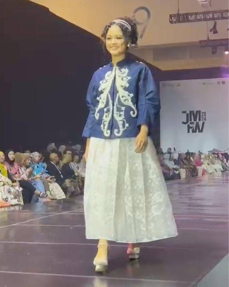 5 Potret Mutiara Putri Anies Baswedan Jadi Model Catwalk di JMFW ...