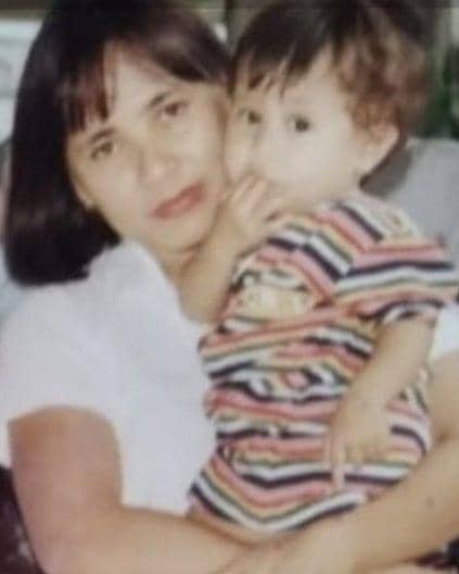 10 Foto Jadul Keluarga Prilly Latuconsina, Harmonis Banget | Popmama.com