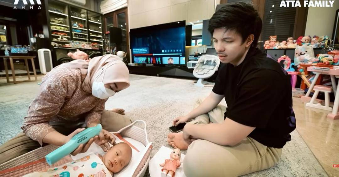 7 Foto Terbaru Anak Kedua Aurel dan Atta dengan Kepala Botak | Popmama.com