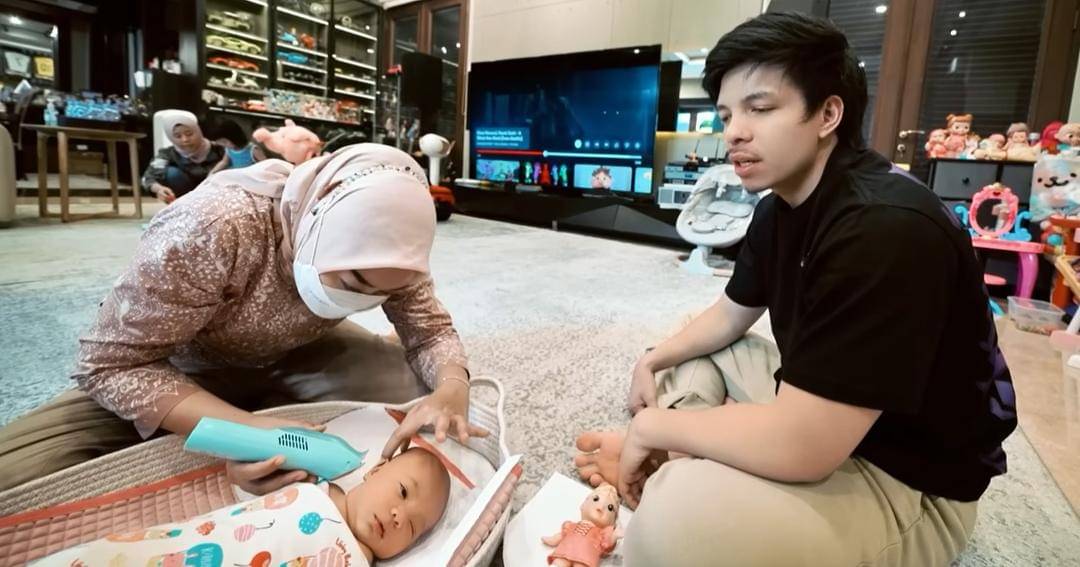 7 Foto Terbaru Anak Kedua Aurel dan Atta dengan Kepala Botak | Popmama.com