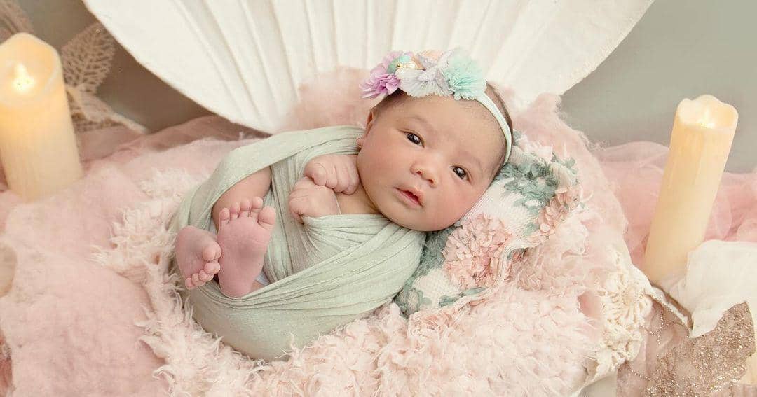 5 Newborn Photoshoot Azura Cosplay Jadi Bayi Kerang, Imut! | Popmama.com