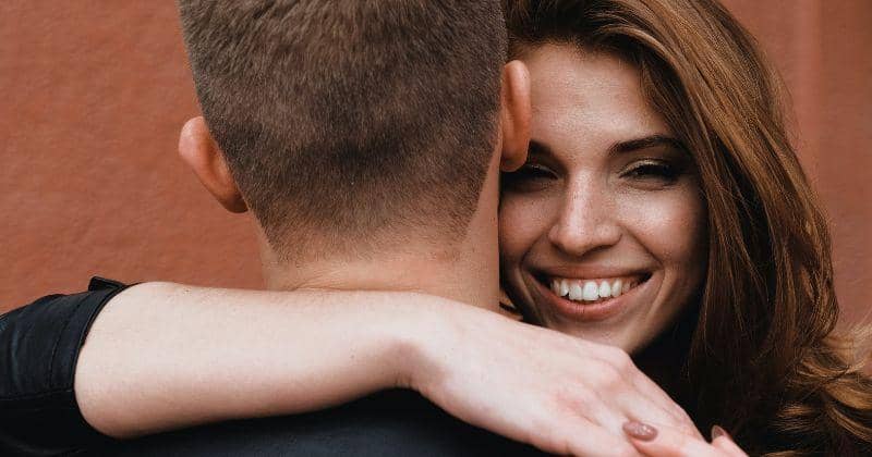 12 Puisi Cinta Bahasa Jerman dan Terjemahannya, Penuh Makna | Popmama.com