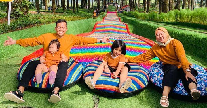 16 Rekomendasi Wahana Permainan dengan Rainbow Slide | Popmama.com