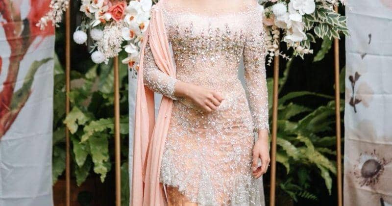 7 Rekomendasi Kebaya Warna Peach, Jadi Best Color 2024! | Popmama.com
