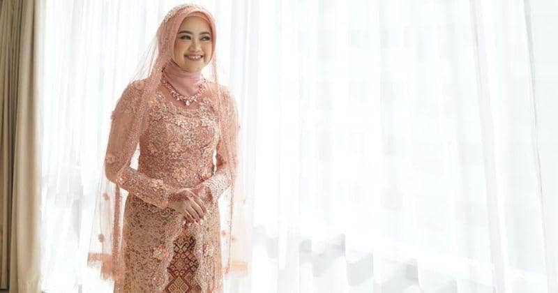 7 Rekomendasi Kebaya Warna Peach, Jadi Best Color 2024! | Popmama.com