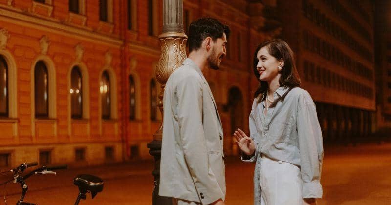 10 Puisi Jalaluddin Rumi Cinta dalam Diam, Penuh Makna | Popmama.com