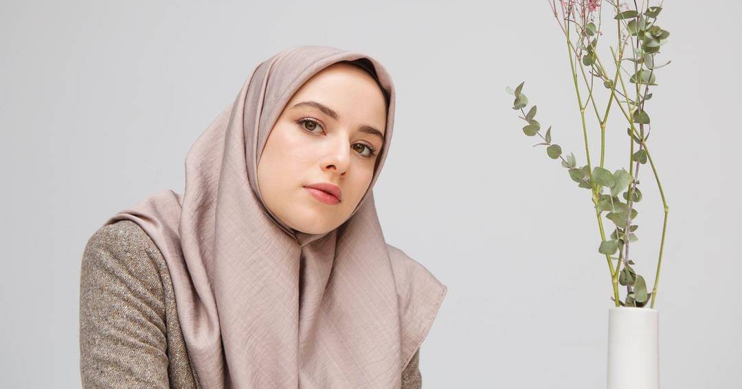10 Warna Hijab yang Cocok untuk Baju Earth Tone | Popmama.com