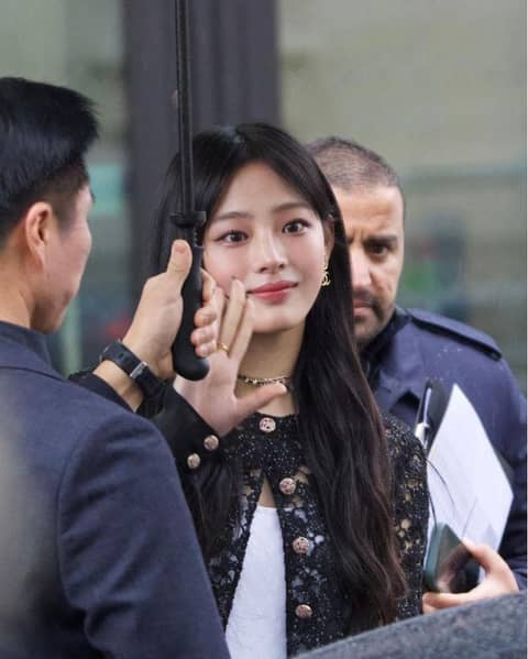 7 Penampilan Minji New Jeans di Paris Fashion Week 2024 | Popmama.com