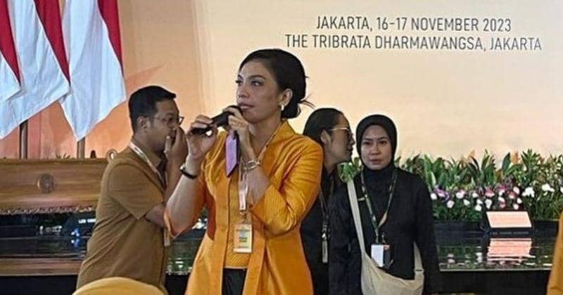 Biodata dan Profil Dwi Anggia, Moderator Debat Pilpres ke-5 | Popmama.com
