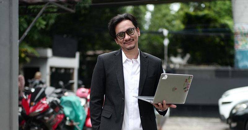 8 Fakta Keluarga Vincent Rompies, Anaknya Gemar Sepak Bola | Popmama.com