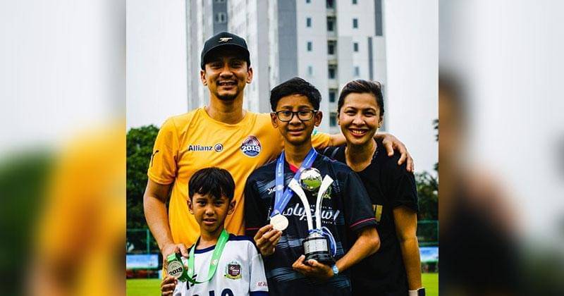 8 Fakta Keluarga Vincent Rompies, Anaknya Gemar Sepak Bola | Popmama.com
