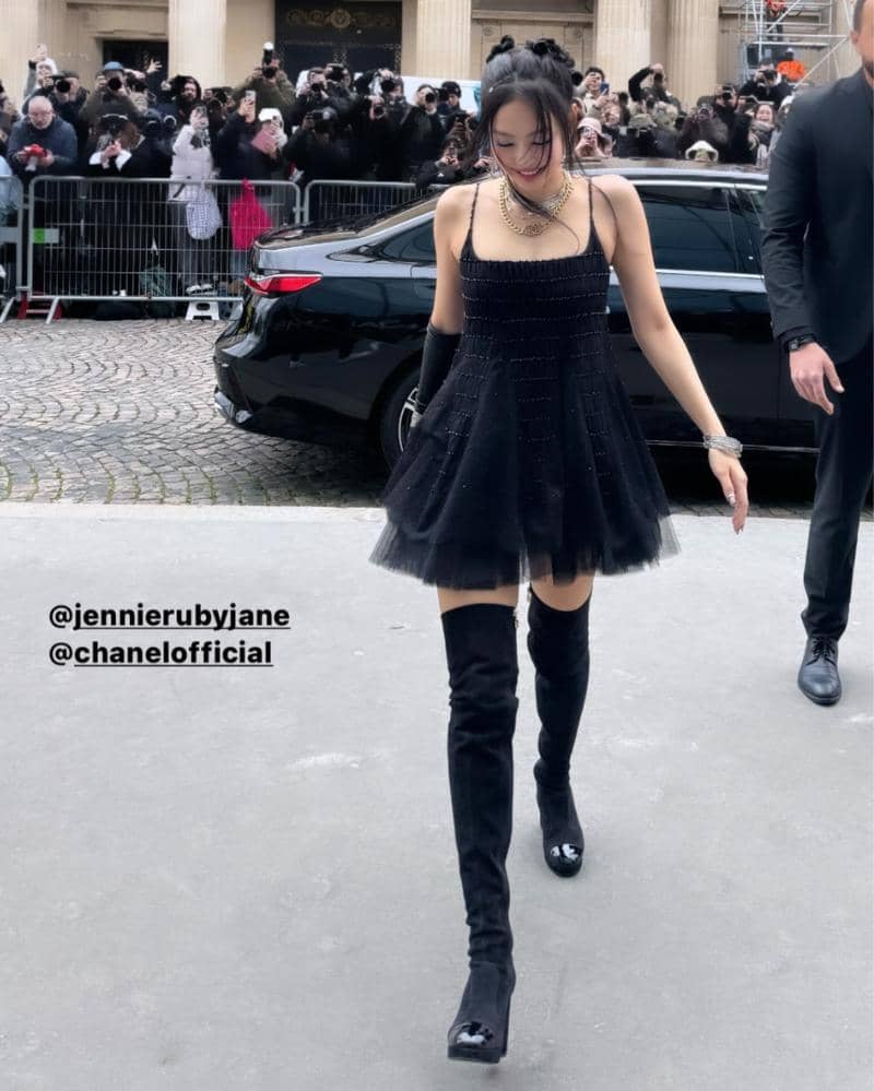 Pancarkan Aura Bintang, Ini Gaya Han So Hee dan Jennie di PFW 202 ...