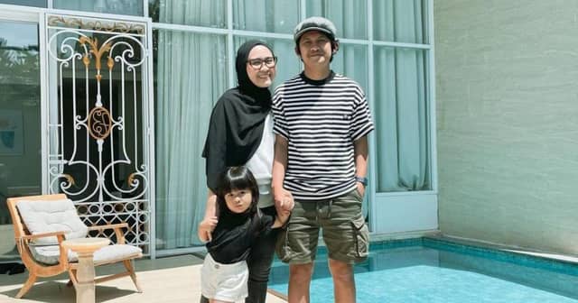 7 Fakta Keluarga Indra Jegel, Pemain Film Agak Laen | Popmama.com