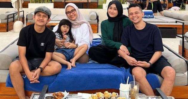 7 Fakta Keluarga Indra Jegel, Pemain Film Agak Laen | Popmama.com