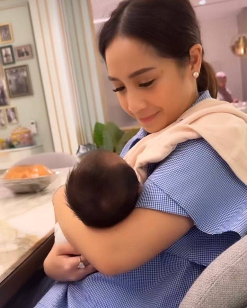 7 Potret Nagita Slavina Mengurus Baby Lily, Penuh Cinta | Popmama.com