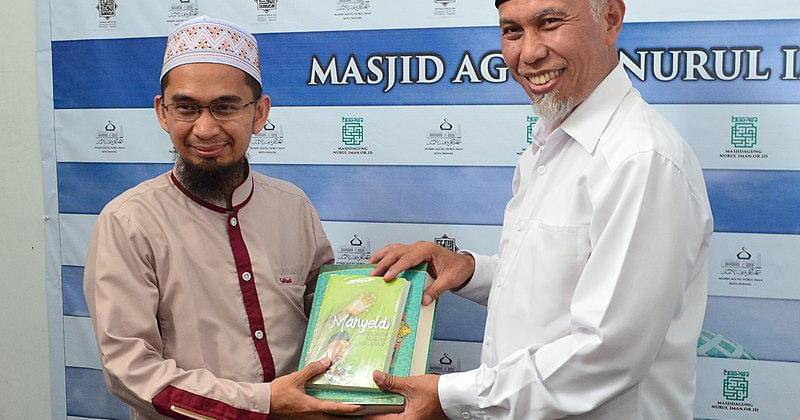 7 Fakta Keluarga Ustaz Adi Hidayat yang Jarang Diketahui | Popmama.com