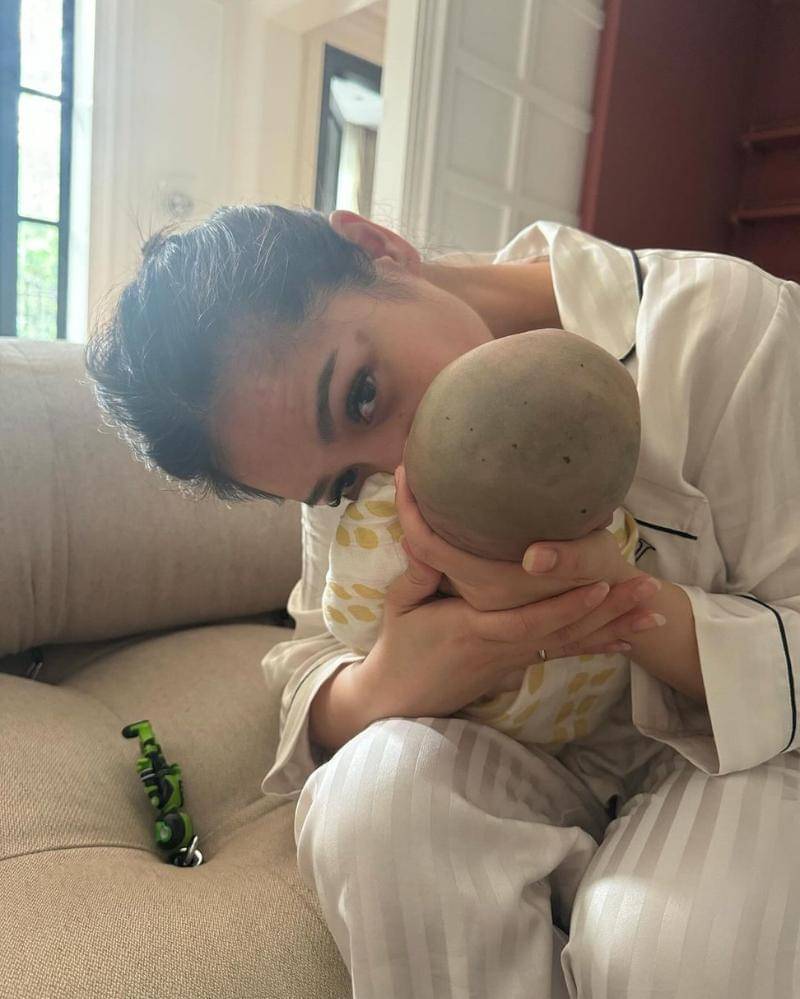 Nagita Slavina Pamer Kepala Botak Baby Lily setelah Akikah | Popmama.com