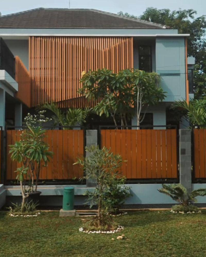 11 Foto Rumah Randy Pangalila yang Mewah, Lega Banget | Popmama.com