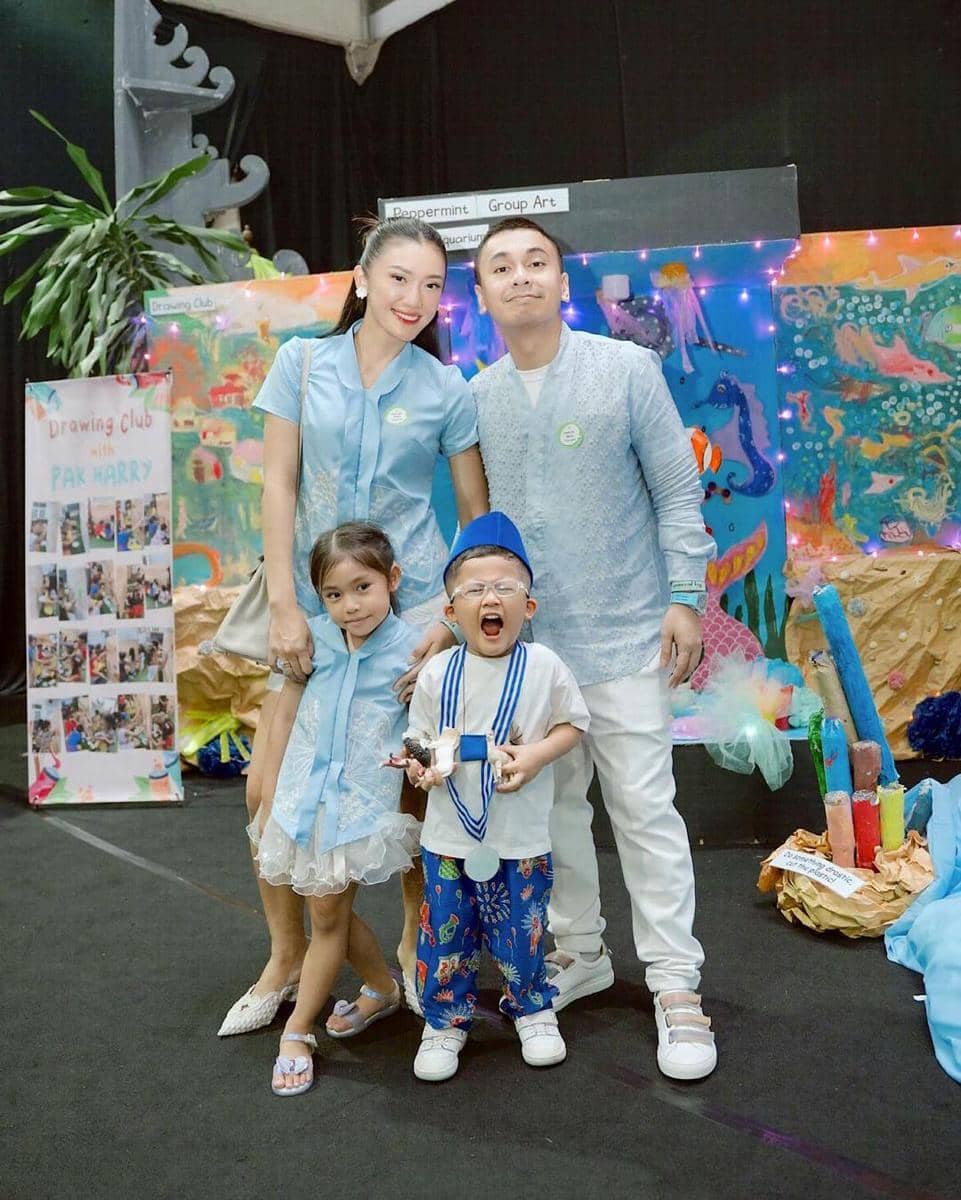 10 Foto Raditya Dika bersama Kedua Anaknya, Alinea & Aksara | Popmama.com