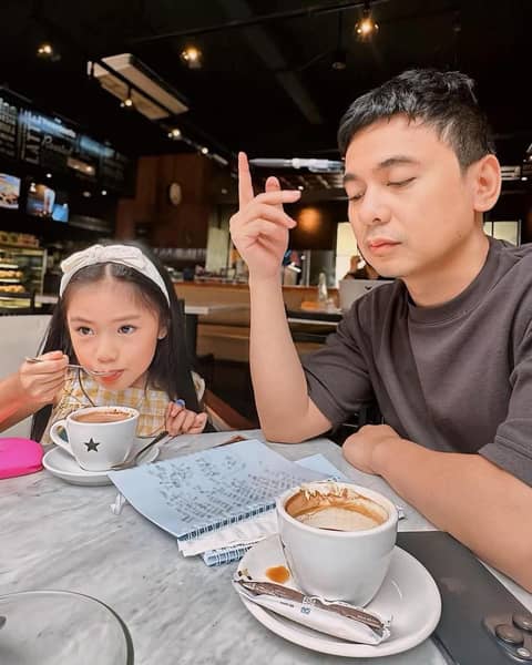 10 Foto Raditya Dika bersama Kedua Anaknya, Alinea & Aksara | Popmama.com