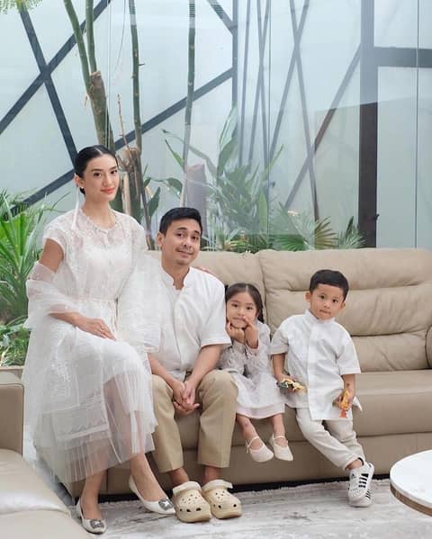 10 Foto Raditya Dika bersama Kedua Anaknya, Alinea & Aksara | Popmama.com